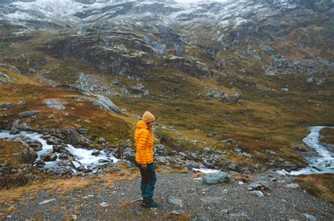 노르웨이에서 혼자 하이킹하는 여자 가을 여행 어드벤처 라이프 스타일 야외 차가운 스칸디나비아 공중 강 풍경 Jotunheimen 공원 야외에 대한 스톡 사진 및 기타 이미지