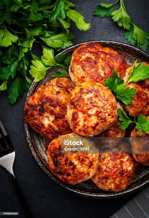 수제 튀긴 돼지고기와 쇠고기 미트볼이 도자기 그릇에 담겨 있고 어두운 테이블 배경 평면도 가루로 빻은에 대한 스톡 사진 및 기타