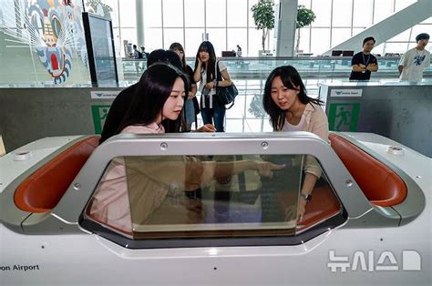 인천공항 제2여객터미널에서 실내 자율주행 운송차량 운행 뉴시스pic