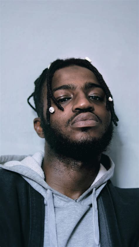 흑인 남자 휴식 및 아늑한 소파에 누워 · 무료 스톡 사진