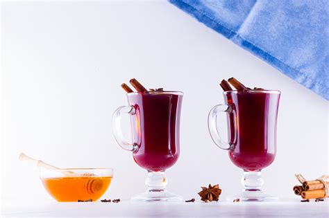 흰색 배경에 향신료와 꿀뜨거운 멀드 와인 의 유리 오렌지 스타 아니스 계피를 곁들인 크리스마스 멀드 와인 겨울 크리스마스 음료 2잔 0명에 대한 스톡 사진 및 기타 이미지