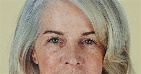 초상화 스킨 케어 자신감 있는 시니어 여성 베이지색 배경에 미소와 화장품 얼굴 모델 노인 미용 피부과 및 각질 치료로