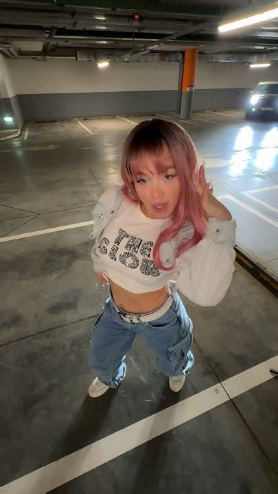 Маришка танцует с розовыми волосами Shortsvideo Youtube