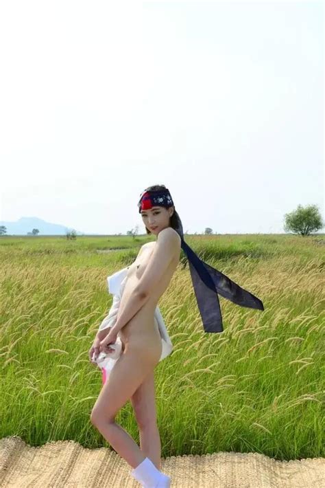 Sing Lin Naked In The Field JL Korean Girl Undresses Porn Pic