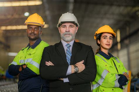 초상화 엔지니어 팀 공장 직원 아프리카 남자와 여자와 함께 자신 있게 서 있는 수석 보스 노동자는 산업 공장의 중장비에서 일합니다 기계 장비 플랜트 기술 엔지니어에 대한
