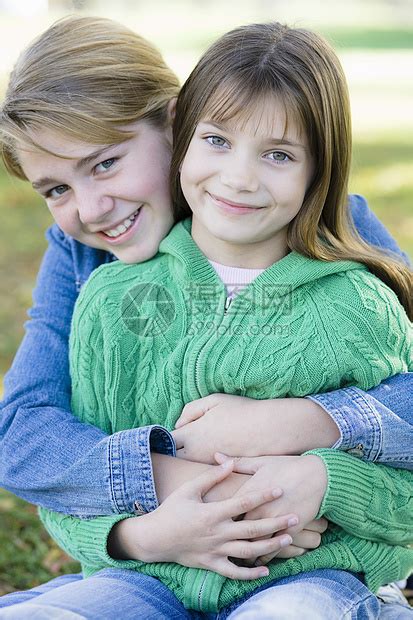 两姐妹会乐趣家庭孩子们拥抱微笑青少年公园兄弟姐妹女孩女性高清图片下载 正版图片320480650 摄图网