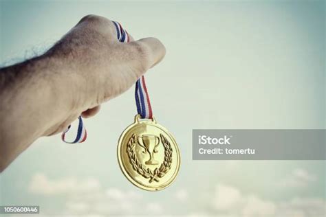 남자 손 하늘에 대 한 골드 메달을 들고 수상 및 승리 개념입니다 개념에 대한 스톡 사진 및 기타 이미지 개념 결심 경쟁 Istock