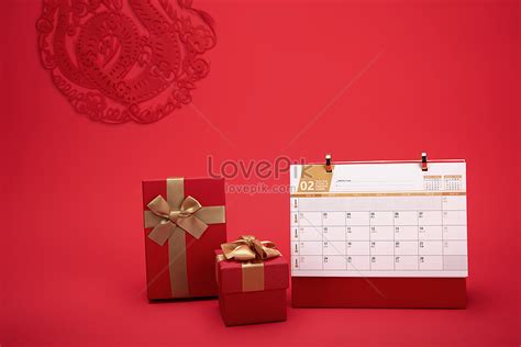 빨간색 선물 상자와 책상 달력 사진 무료 다운로드 Lovepik