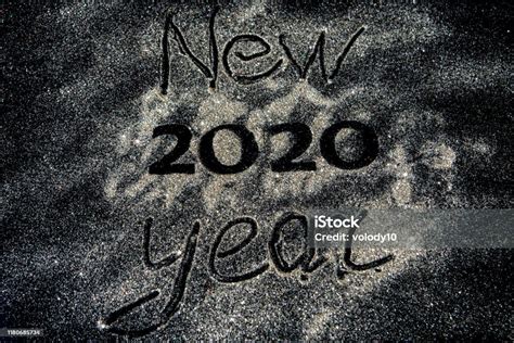 새해 복 야 2020 텍스트에 대 한 복사 공간으로 디자인에 대 한 검은 색 배경에 아름 다운 반짝 황금 번호 2020 휴일 인사말 카드에 대한 아름다운 빛나는 오버레이