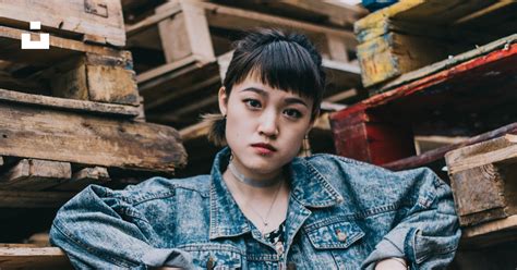 파란색 데님 재킷을 입은 여자는 갈색 나무 팔레트 근처에 서 있다 사진 Unsplash의 무료 홍콩 이미지