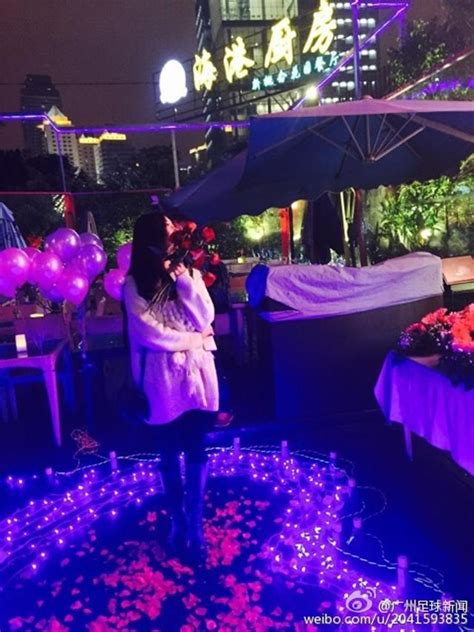 恒大门将李帅向美艳女友求婚成功新浪图片