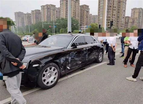 安全氣囊彈出一次成本多少？修車工道出實情：夠你買一輛汽車了 每日頭條