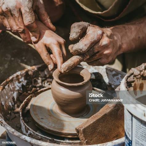 도자기의 마스터는 손가락을 유지 하는 방법 어린 소녀를 가르치고 조각가에 대한 스톡 사진 및 기타 이미지 조각가 갈색