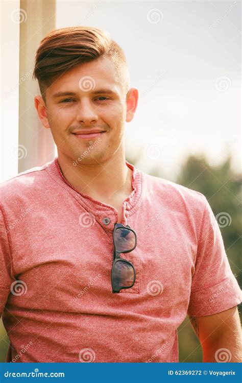 Knappe Jongen In Park Stock Foto Image Of Vrijetijdsbesteding 62369272