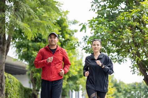 자연 속에서 야외에서 조깅과 달리기를 즐기는 커플 자연에서 조깅하는 운동복을 입은 행복한 남자 여자 야외에서 러닝 유니폼을 입은 남성과 여성 운동 운동 건강하고 라이프