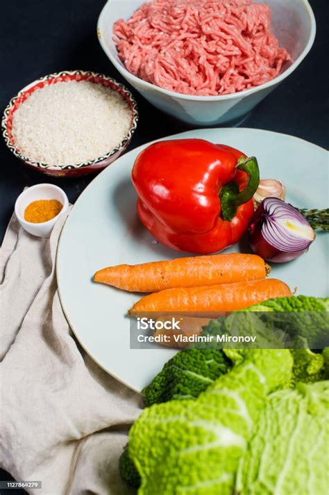 사 보이 양배추 성분 고기와 야채와 박제 당근 피망 양파 마늘 백 리 향 향신료 쌀 쇠고기 어두운 배경 평면도 농업에 대한 스톡