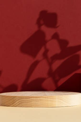 붉은 벽에 식물 잎의 그림자가있는 베이지 색 테이블의 나무 장면 제품을 광고하고 프리젠 테이션하기위한 프리미엄 연단 쇼케이스