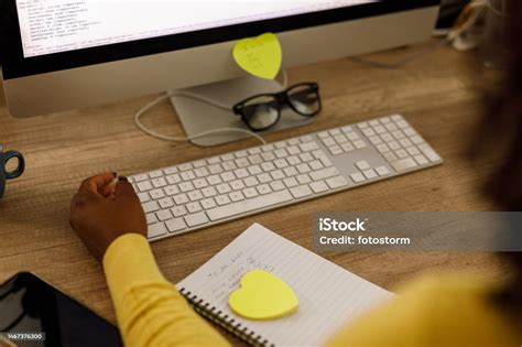 데스크톱 컴퓨터에 알림이 있는 스티커 메모를 넣는 젊은 여성 25 29세에 대한 스톡 사진 및 기타 이미지 25 29세 계획 공부 Istock