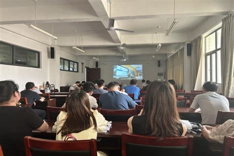 数学与计算机学院召开师德师风先进事迹学习会