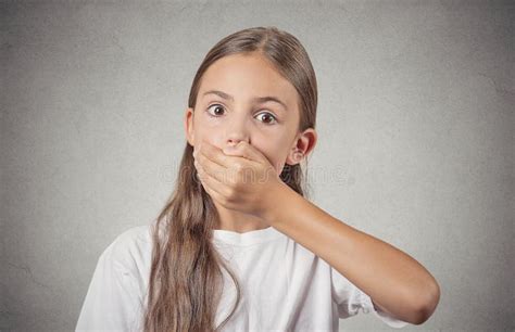 Ragazza Che Sembra Sorpresa Colpito Con La Bocca Della Copertura Della