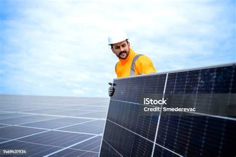 지속 가능한 에너지 생산을 위해 태양 전지판을 설치하는 숙련된 작업자 태양 에너지에 대한 스톡 사진 및 기타 이미지 태양 에너지 태양열 발전소 태양 하늘 Istock