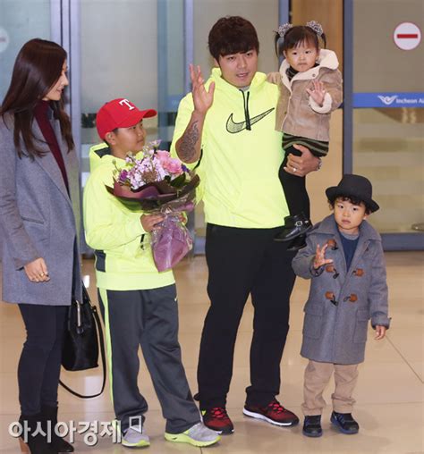포토 귀국하는 추신수 가족 아시아경제