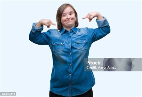 격리 된 배경에 보여주는 자신감과 가리키는 손가락 치아와 입으로 웃 고 다운 증후군 젊은 성인 여자 건강 개념입니다 흰색 배경에 대한 스톡 사진 및 기타 이미지 Istock