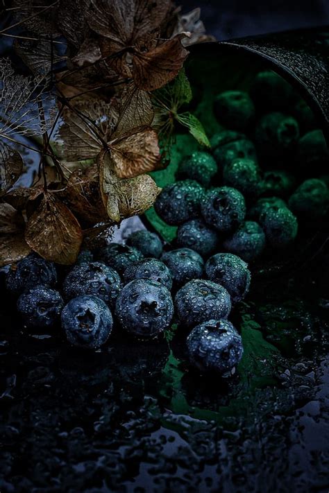 Обои для рабочего стола голубика ягоды капли