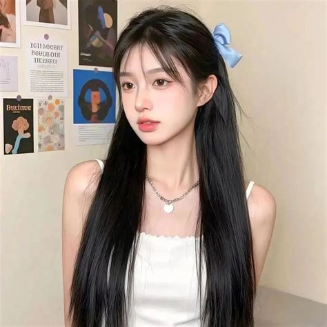 长发飘飘戴蓝蝴蝶结的白衣女孩，尽显青春甜美 男女头像｜适合长期不换的头像女头表情包图片动图 求表情网 斗图从此不求人