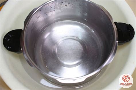 새까맣게 탄 냄비도 새것처럼 되살리는 초간단 비법