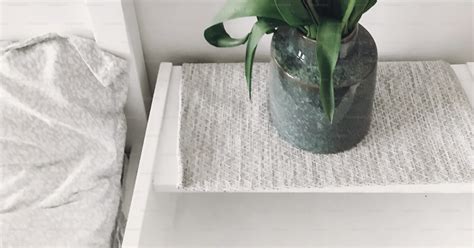 세련된 흰색 침대 근처의 흰색 나무 스탠드에 꽃병에 있는 아름다운 빨간색과 분홍색 튤립 복사 공간 안녕하세요 봄 개념입니다 해피 어머니의 날 사진 Unsplash의