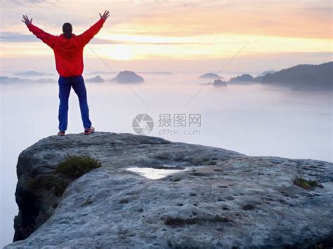 后视观旅行者在悬崖上独自站立高清图片下载 正版图片507435787 摄图网