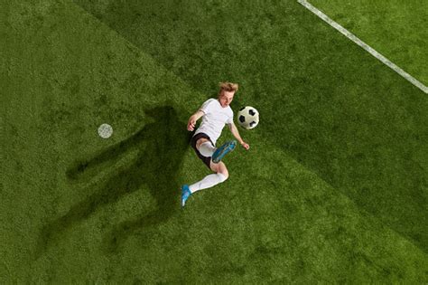 유니폼을 입은 프로 축구 선수가 푸른 잔디를 들고 경기장에서 경기를 펼치며 결승골을 넣기 위해 공을 차고 있다 조감도 스포츠 경쟁의 개념 20 24세에 대한 스톡 사진 및