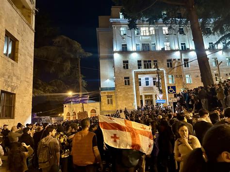 „უცხოური გავლენის გამჭვირვალობის შესახებ“ კანონპროექტის წინააღმდეგ პროტესტი პარლამენტთან დღეს