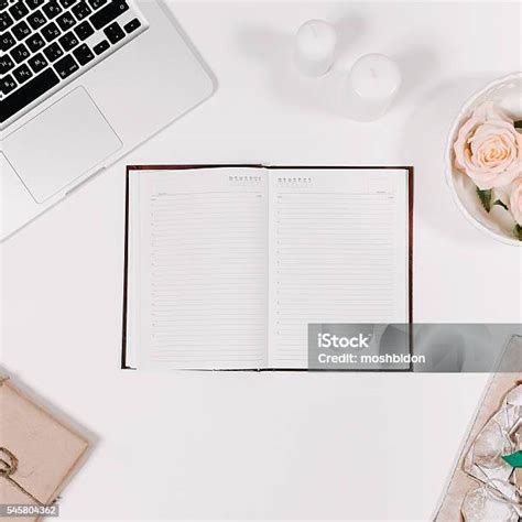 노트북과 일기로 현대 작업 공간 흰색 배경입니다 플랫 레이 0명에 대한 스톡 사진 및 기타 이미지 0명 계절 기업 재무와 산업 Istock
