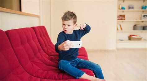 jaki telefon dla dziecka 10 latka #kid #red | Floor chair, Home decor ...