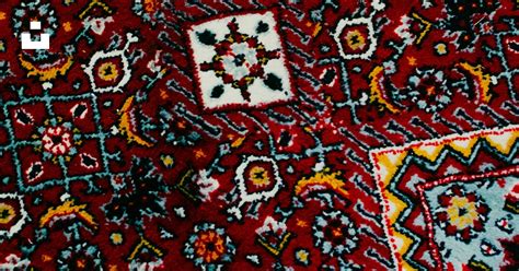 패턴이 있는 빨간색 깔개의 클로즈업 사진 Unsplash의 무료 이란 카펫 이미지