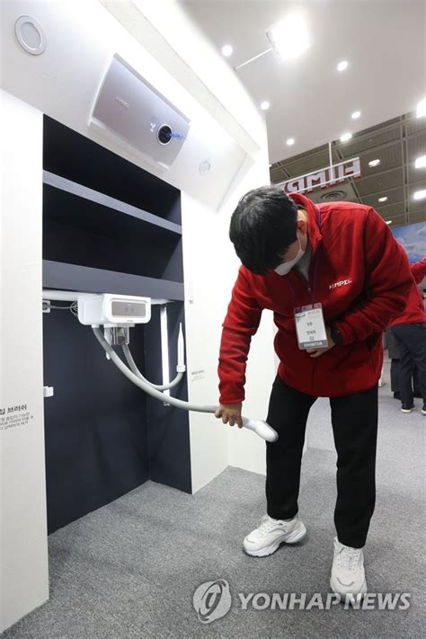 현관에서 외부먼지 차단 연합뉴스