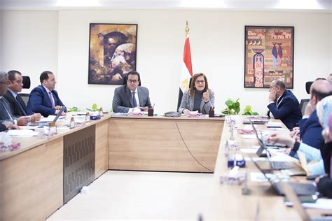 وزيرة التخطيط تناقش الخطة الاستثمارية لوزارة الصحة للعام المالي 2024 2025