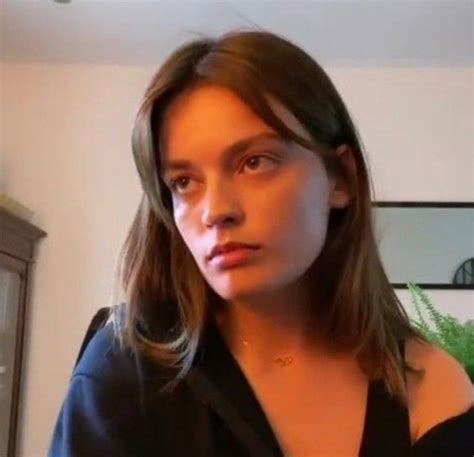 Emma Mackey Poses Para Retrato Cabello Famosos