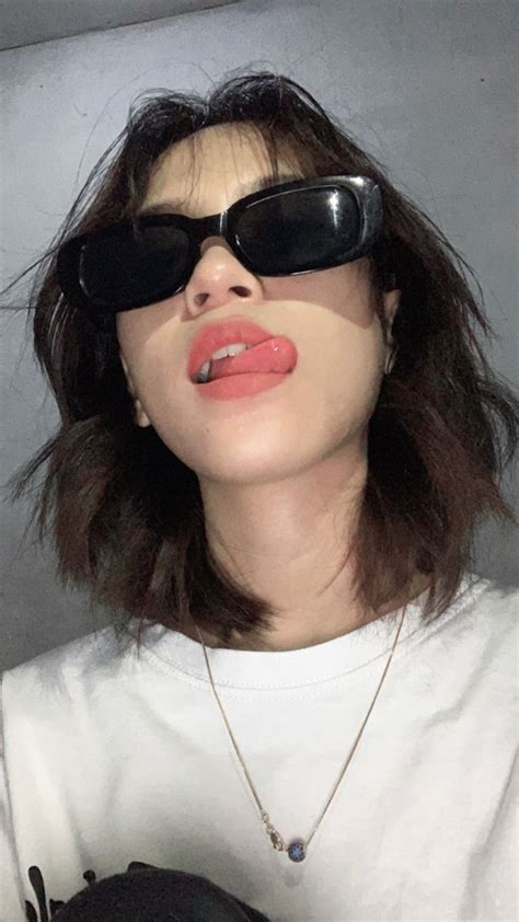 Gadis Cantik Dengan Kacamata Hitam