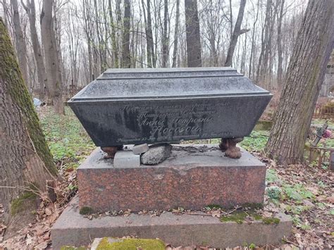 Памятник саркофаг на Смоленском православном кладбище