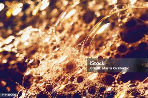 물 표면에 두꺼운 거품이 나는 비누 비눗물 트렌디한 색상 그라디언트 매크로 비누 거품 거품의 질감 건축물에 대한 스톡 사진 및 기타 이미지 Istock