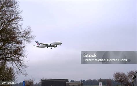 구름 낀 가을날 스위스 취리히 클로텐 공항에 착륙하는 여객기 에어 프랑스 에어 버스 A220300 등록 Fhpnf의 경치 0명에 대한 스톡 사진 및 기타 이미지 Istock