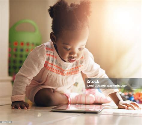 가정 바닥 및 흑인 아기는인지 기술 및 아동 발달을 위해 태블릿에서 학습합니다 소녀 어린이 및 독서 교육 성장 및 온라인 감각 엔터테인먼트를 위한 기술 기반 2 3 살에