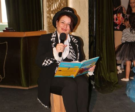 ბაღის აღმზრდელებმა და მუსიკის მასწავლებლებმა გოჭებისა და მუხის ტოტების როლები მოირგეს დიდი