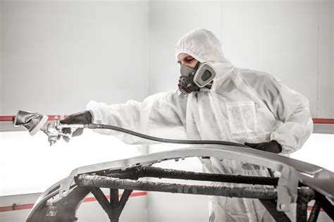 자동차 차체가 게에서 스프레이 건을 사용 하 여 자동차 파트에 페인트를 적용 한 회화 기술자 가스 압축기에 대한 스톡 사진 및 기타 이미지 Istock