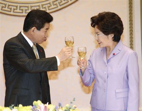 노무현사료관 [2008년 신년인사회에서 권양숙 여사와 건배하는 노무현 대통령]