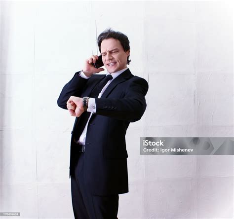 성공으로 가는 길에 비즈니스 라이프 의도적 인 매력적인 사업가 스마트 폰에 이야기 미소와 흰색 배경에 자신의 시계를 보고 결심에 대한 스톡 사진 및 기타 이미지 Istock