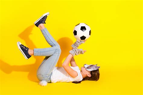 재미와 창의성을 표현하는 생생한 노란색 배경에서 축구 경기를 즐기는 장난기 넘치는 변장을 한 어린 소녀 12 13세에 대한 스톡 사진 및 기타 이미지 Istock